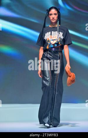 LEON, MEXIKO. OKT. 26. Ein Model spaziert während der Jesus de la Garsa ...