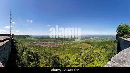 Blick vom Schloss Teck ins Lenninger Tal mit der Gemeinde Owen, rechts ...
