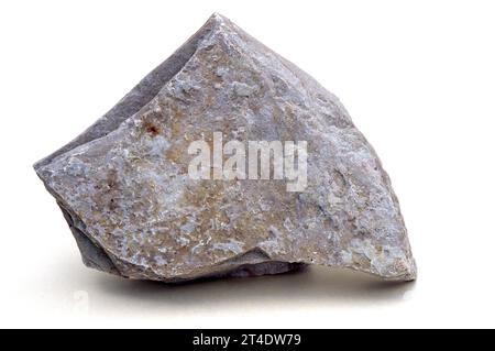 Kalkstein ist ein Sedimentgestein, das hauptsächlich aus ...