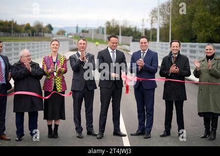 Taoiseach Leo Varadkar (Zentrum) wird von lokalen Politikern und ...