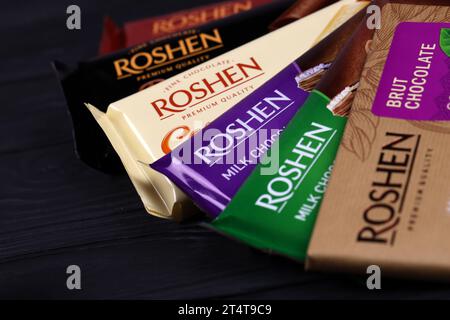 KHARKIV, UKRAINE - 2. JANUAR 2021 Herstellung von Roshen-Schokolade. Roshen Confectionery ...