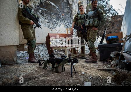 Kfar Aza, Israel. November 2023. Israelische Soldaten werden im Kibbutz ...