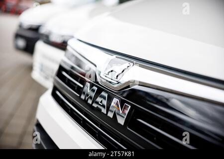 20. März 2023, Bayern, München: Das MAN Truck & Bus SE Logo ist auf der ...