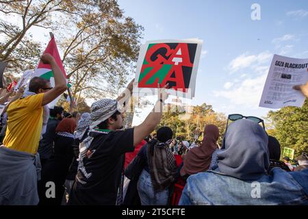 Pro-palästinensische Demonstranten marschieren vom Brooklyn Museum nach ...