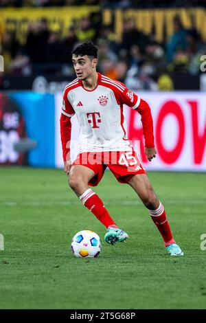 Aleksandar Pavlovic (FC Bayern München, #45) am Ball, GER, FC Bayern ...