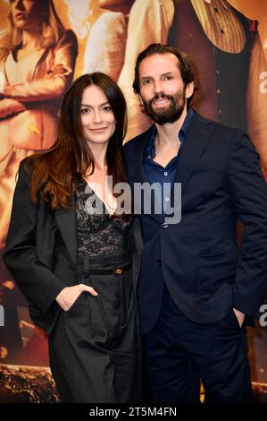 Quirin Berg mit Partnerin Kara Ann Hecker bei der Premiere des ...