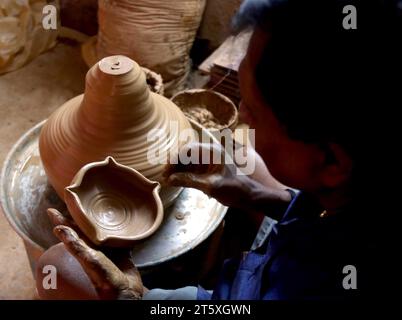 (231107) -- BENGALURU, 7. November 2023 (Xinhua) -- Ein Töpfer ...