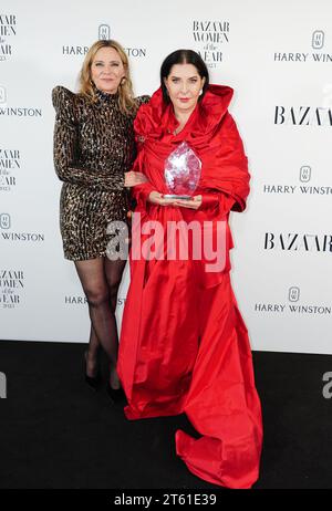 Marina Abramovic mit dem Artist of the Year Award, verliehen von Kim Cattrall (links), bei den ...
