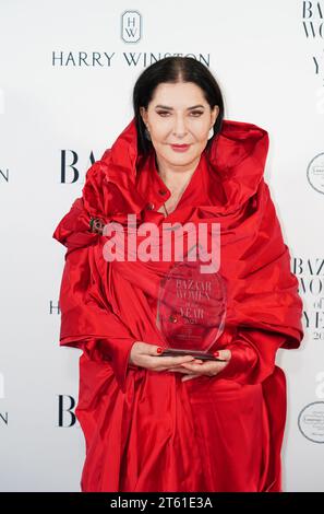 Marina Abramovic mit dem Artist of the Year Award, verliehen von Kim Cattrall (links), bei den ...