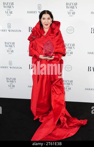 Marina Abramovic mit dem Artist of the Year Award, verliehen von Kim Cattrall (links), bei den ...