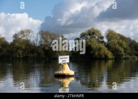 Die Boje markiert den Beginn des Vogelschutzgebietes Niegripper See im ...