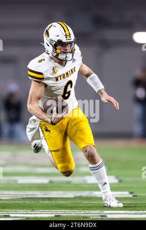 Der Quarterback Andrew Peasley (6) der Wyoming Cowboys bereitet sich ...