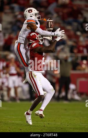 11. November 2023: Kayin Lee #3 Auburn Corner Back macht einen ...