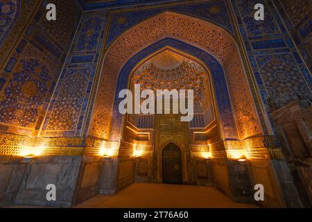 SAMARKAND, USBEKISTAN - 20. JUNI 2023: Innenraum der Tilya Kori Moschee ...