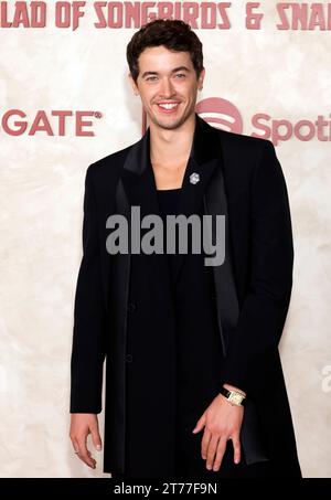 HOLLYWOOD, KALIFORNIEN - 13. NOVEMBER: Tom Bluth und Rachel Zegler bei ...