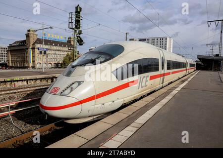Essen Hauptbahnhof - Intercity Express Zug der Deutschen Bahn ICE, ICE4, Baureihe 403 bei der ...