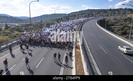 Motza, Israel. November 2023. Ein religiöser Israelis in seinem ...