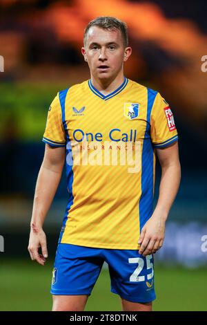 Louis Reed von Mansfield Town während des Spiels der Sky Bet League Two ...
