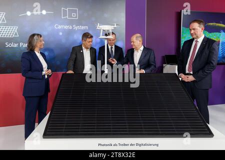 Exponaterundgang des Bundeskanzlers Olaf Scholz mit Minister Wissing ...