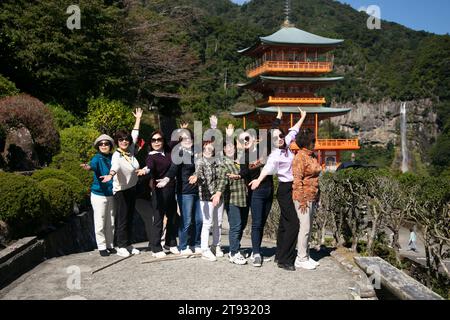 Kumano Kodo, Japan; 1. Oktober 2023: Gruppen von Touristen besuchen die ...