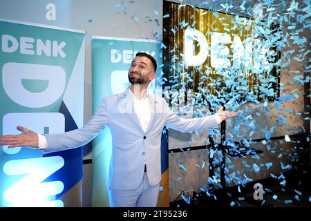 AMSTERDAM - DENK-Chef Stephan van Baarle mit palästinensischer Flagge ...