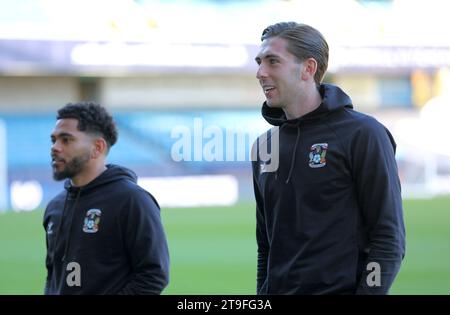 Coventry City Jay Dasilva (links) und Joe Rodon von Leeds United ...