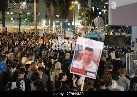 Ein Demonstrant hält ein Poster mit dem Geisel Ron Scherman, 19 Jahre ...