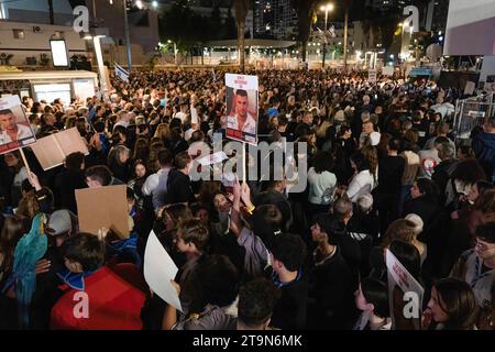 Ein Demonstrant hält ein Poster mit dem Geisel Ron Scherman, 19 Jahre ...