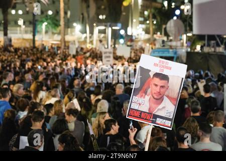 Ein Demonstrant hält ein Poster mit dem Geisel Ron Scherman, 19 Jahre ...