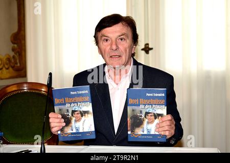 Pavel Travnicek bei einer Lesung und Signierstunde seiner Autobiografie ...