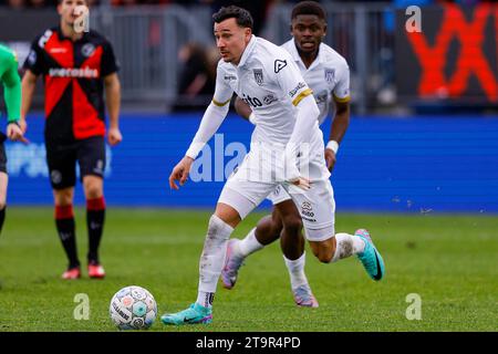 ALMERE, NIEDERLANDE - 26. NOVEMBER: Mario Engels (Heracles Almelo) und ...