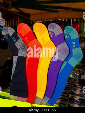 Rivoli, Piemont, Italien - 27. November 2023. Damenstrümpfe zum Verkauf in der St. Catherine ...