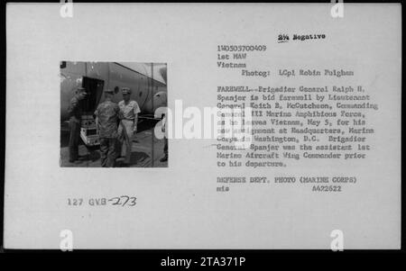 Generalleutnant McCutcheon, Kommandeur des III. MAF, besucht 1970 die 7 ...