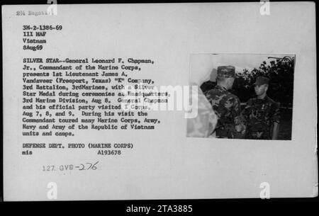 General Leonard F Chapman überreicht die Silberne Stern-Medaille bei ...