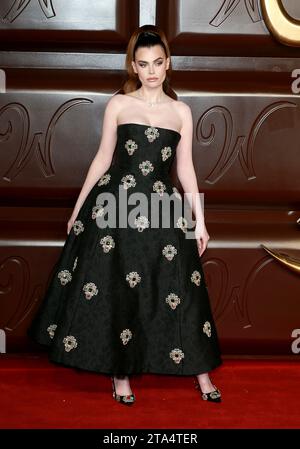 Charli Howard nimmt an der „Wonka“-Weltpremiere in der Royal Festival ...