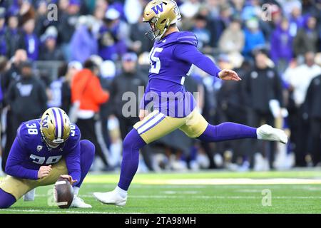 Der Washington Huskies Place Kicker Grady Gross (95) startet das Spiel ...