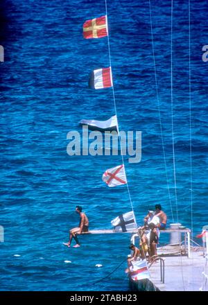 LAKELAND, FL - AUGUST 1955: Eine Gruppe von Menschen sitzt auf einem ...