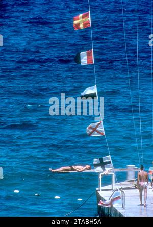 LAKELAND, FL - AUGUST 1955: Eine Gruppe von Menschen sitzt auf einem ...