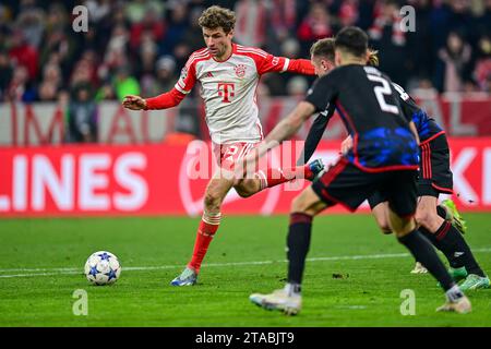 v.li.: Thomas MÜLLER (MUELLER, FC Bayern München, FCB, 25) Rasmus FALK (FC Kopenhagen, 33) im ...