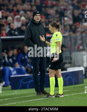 V.li. Trainer Thomas Tuchel (Bayern), Schiedsrichterin Stephanie Frappart (FRA). FC Bayern ...