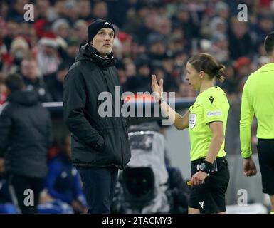 V.li. Trainer Thomas Tuchel (Bayern), Schiedsrichterin Stephanie Frappart (FRA). FC Bayern ...