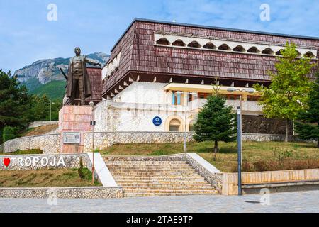 Albanien, Provinz Kukes, Bajram Curri am Tor zum Valbona Valley ...