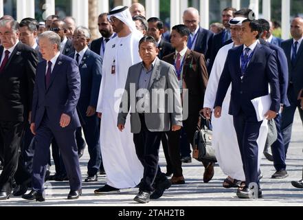 Die Staats- und Regierungschefs der Welt begeben sich zu Fuß zum Weltklimagipfel in Dubai ...