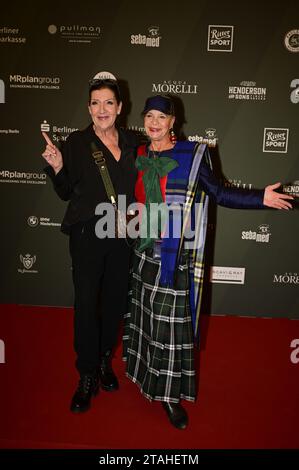 Katy Karrenbauer und Barbara Engel bei der Strassenfeger Charity Aktion ...