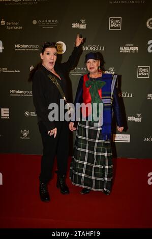 Katy Karrenbauer und Barbara Engel bei der Strassenfeger Charity Aktion ...