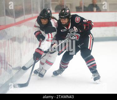 Seamus Donohue (3), der Verteidiger der Huskies des Staates St. Cloud ...
