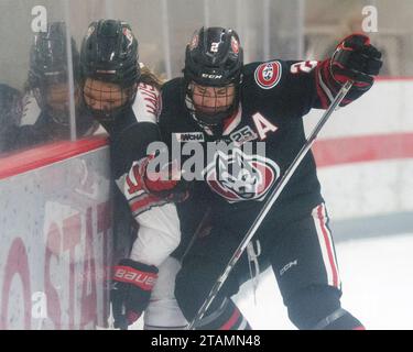 Seamus Donohue (3), der Verteidiger der Huskies des Staates St. Cloud ...
