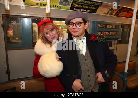Die Cosplayer Deborah Fischer und Eddie Abreu sind für diese Zeit gekleidet, während sie am 2 ...