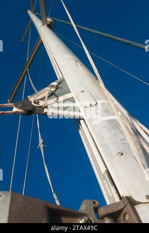 Mast und Großsegel eines Segelbootes Soling Klasse aufwärts ...