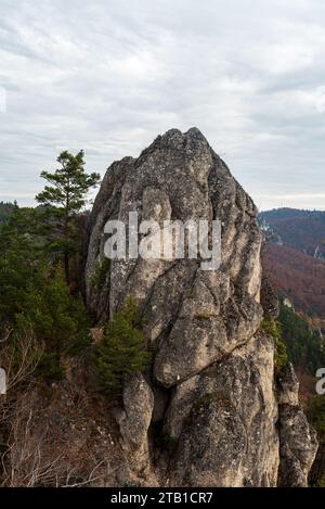 Blick von den Burgruinen von Sulovsky hrad in den Bergen von Suloveks ...